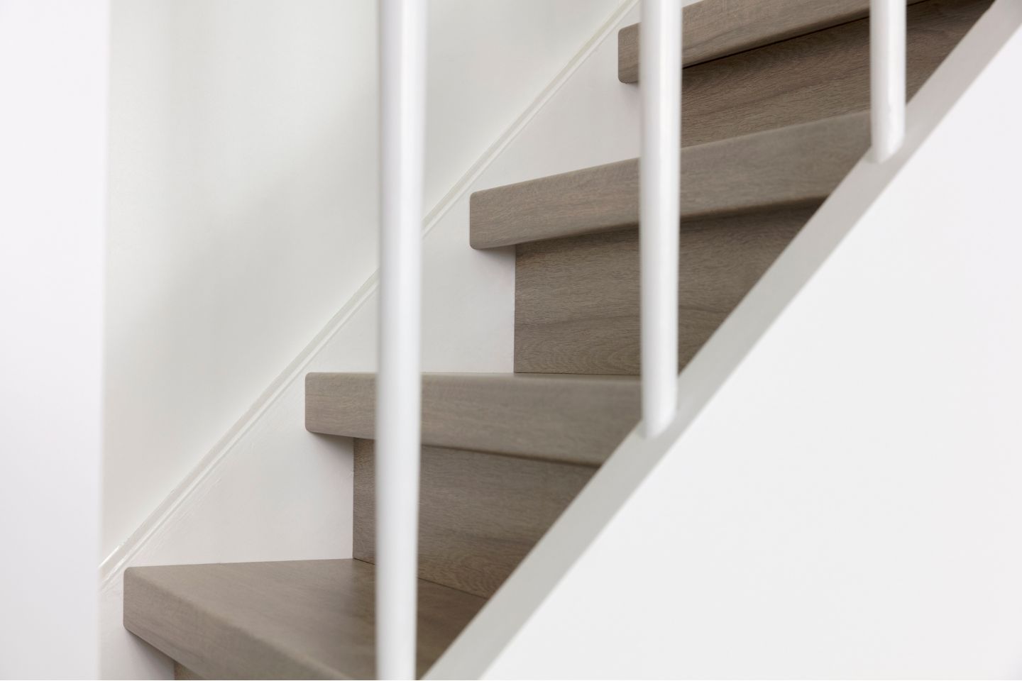 Slik fornyer du trappen din | Obsbygg.no